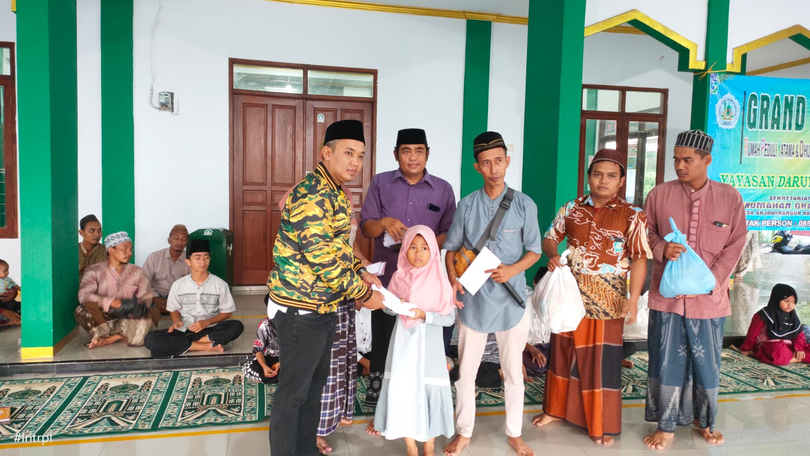Bagikan Paket Lebaran, AMPG Kabupaten Cirebon Santuni Anak Yatim dan Dhuafa