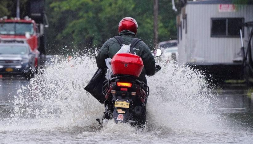 Penggunaan Ban Motor Yang Gundul Pada Kondisi Hujan Dapat Menyebabkan ...