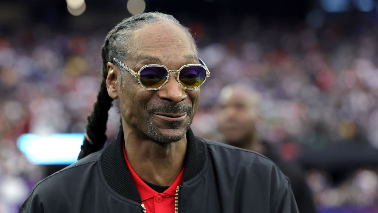 Mengungkap Jejak Karier dan Kehidupan Snoop Dogg: Biografi Sang Legenda Musik Rap - eSatuID