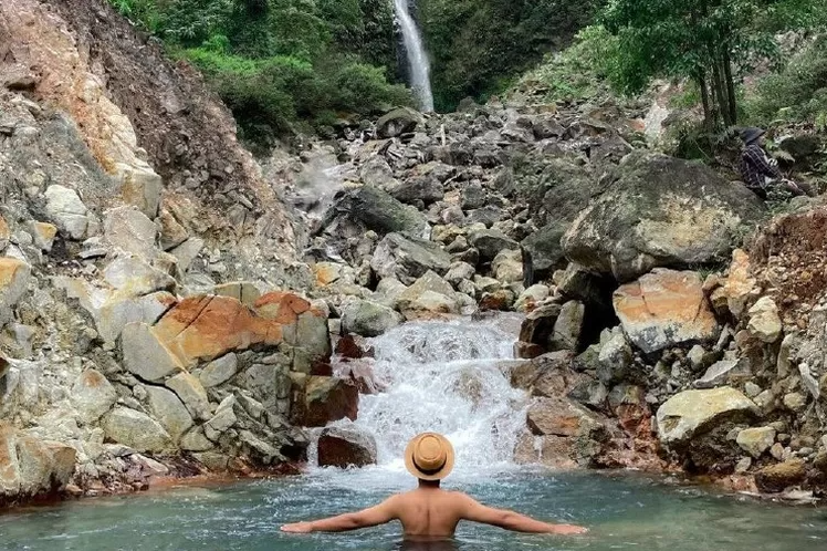 Perpaduan Air Terjun dengan Kawah Air Panas yang Menyegarkan! Inilah ...