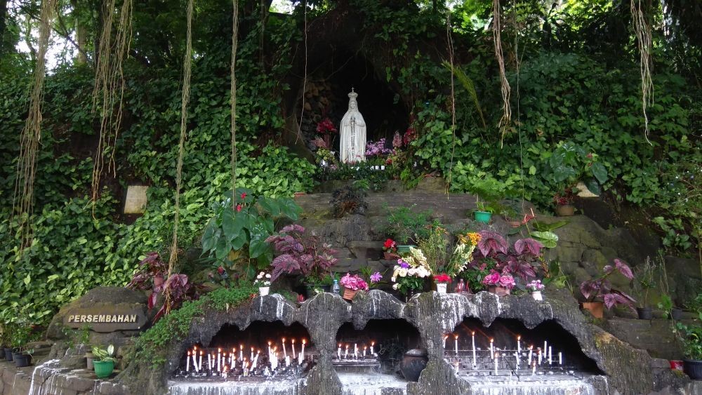 Menemukan Keindahan Spiritual dan Alam di Gua Maria Rahmat Sawer ...