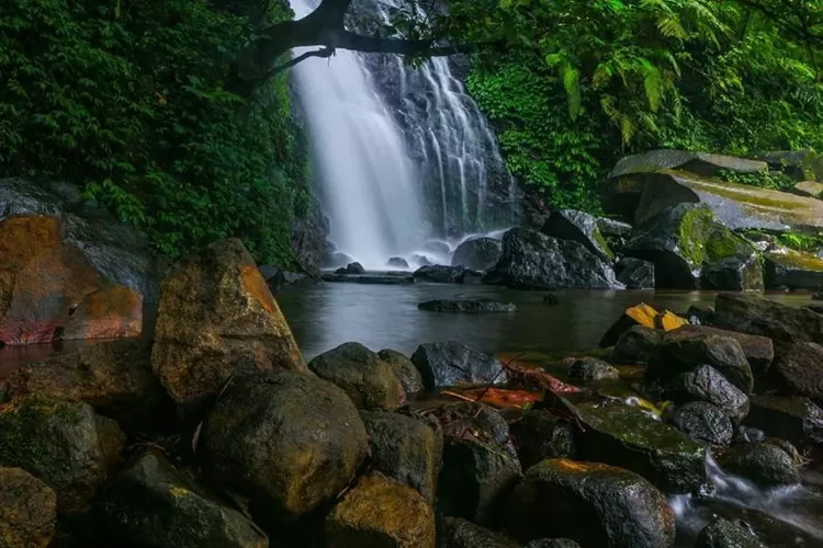 Eksplorasi Keindahan Alam: Menelusuri Keunikan Curug Cipurut di Purwakarta