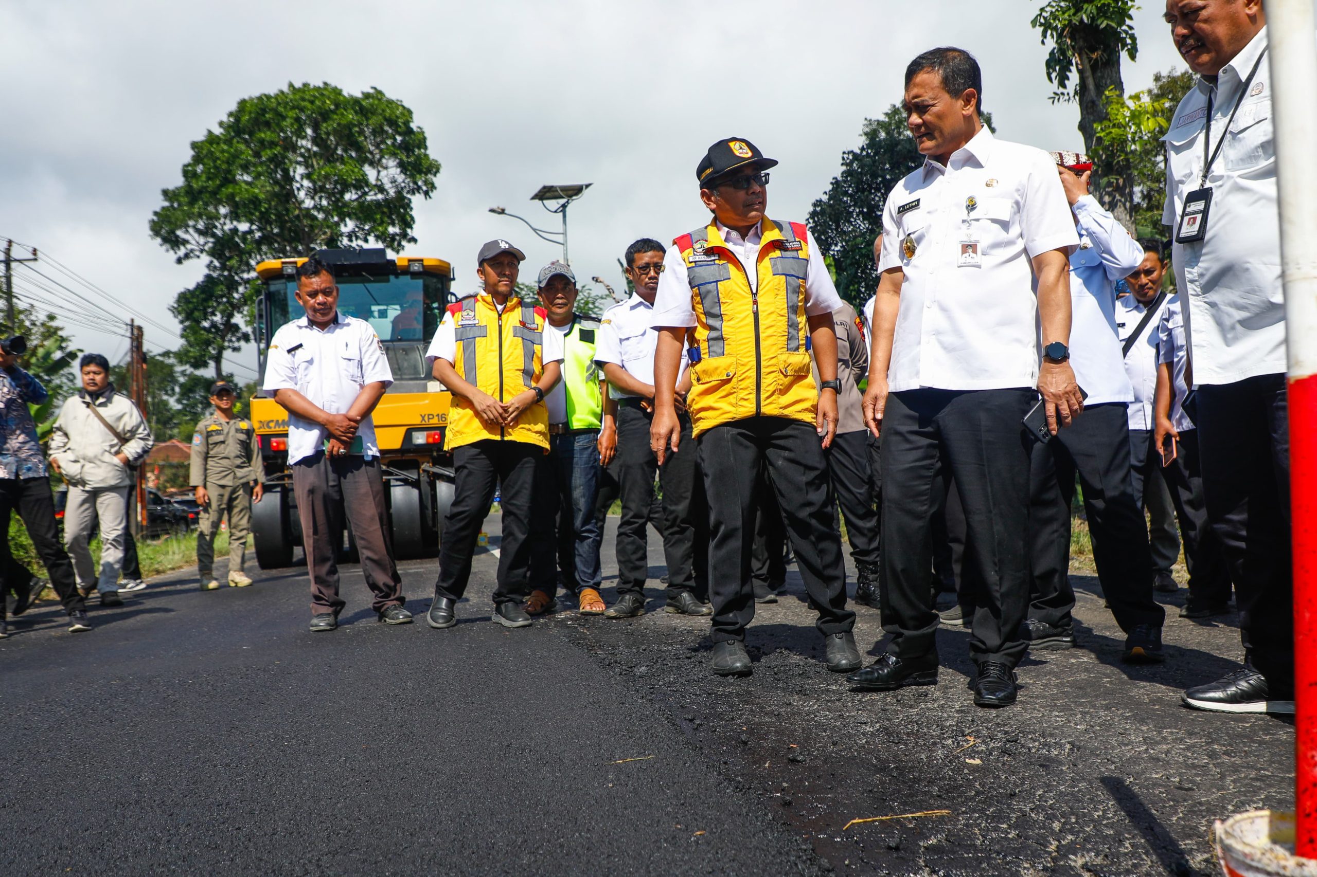 Sempat Dikeluhkan Warga, Jalan Parakan - Patean Mulai Diperbaiki - eSatuID